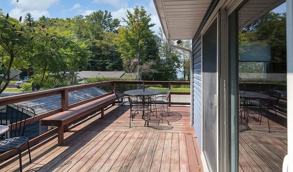 Spacious 7-bedroom Lake House - 50' From Lake Erie - North East, PA