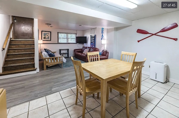 Spacious 7-bedroom Lake House - 50' From Lake Erie - North East, PA