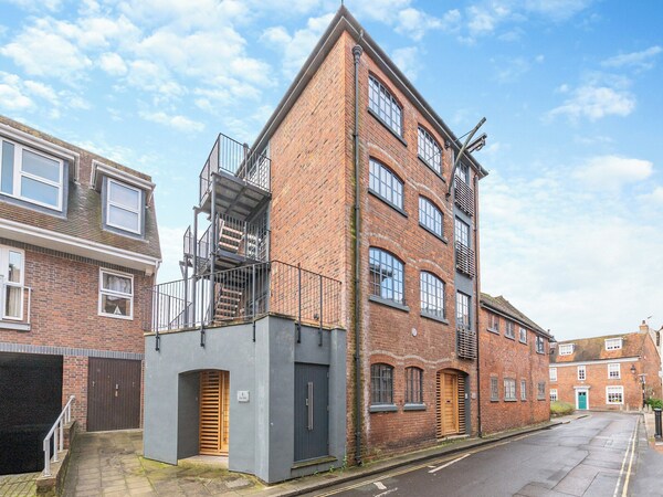 3 Bedroom Accommodation In Chichester - Chichester