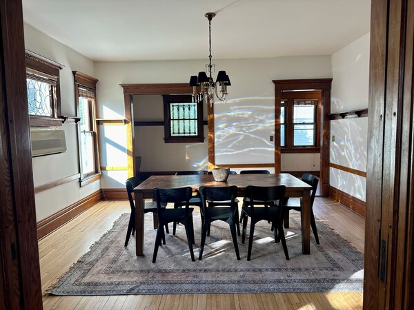Charming 4-bedroom 2.5 Bathroom Queen Anne Home In Heart Of Viroqua. - Viroqua, WI