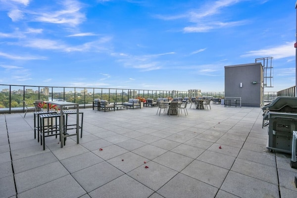 Chic Urban 1br Apt With Balcony And Skyline Views - Ottawa