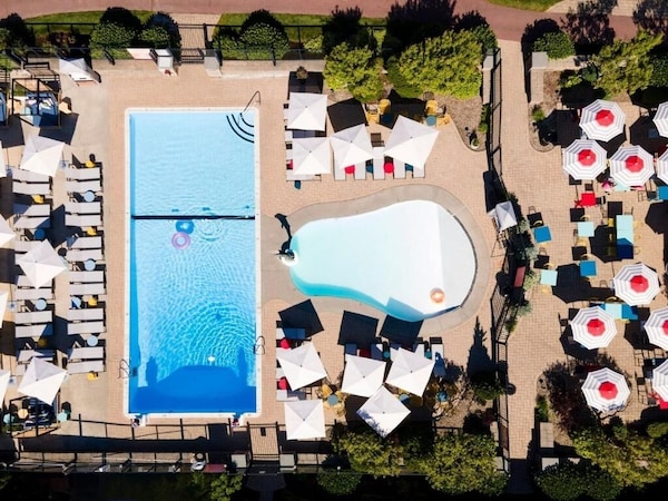 Oceanfront Haven: 2 Queens, Beach Gateway, Red Jacket Resort, Yarmouth - Dennis, MA