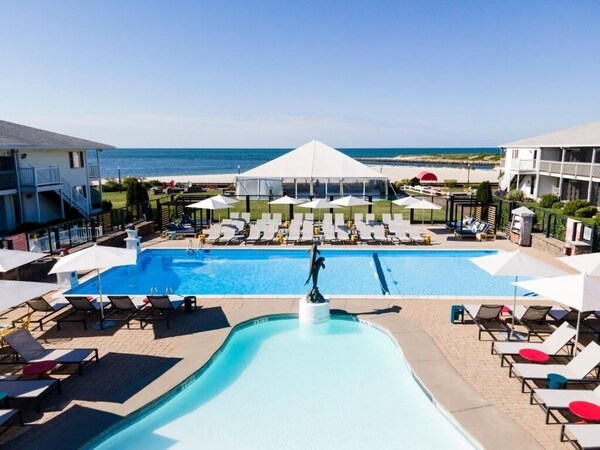 Riverfront Dreams: 2 Queens, Red Jacket Resort, Two Relaxing Rooms - Dennis, MA