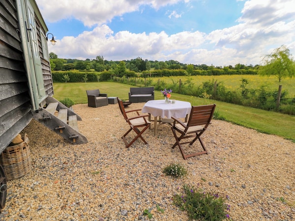 Goose Whistle Hut, Pet Friendly, With Open Fire In Foxham - Malmesbury