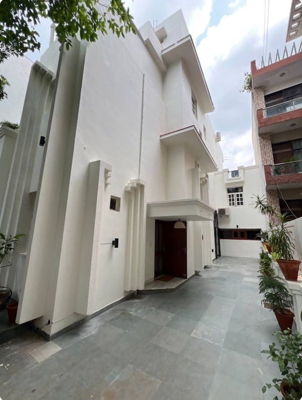 Spacious Bungalow With 8 Bedrooms And Wifi, Ac In Charming Gurugram - Gurugram