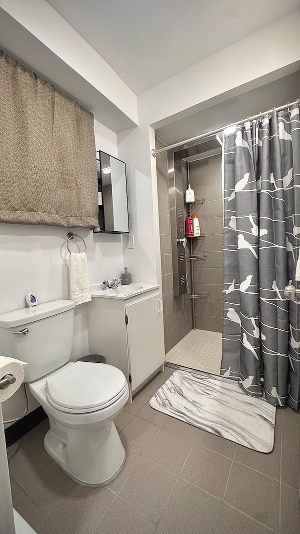 Private Retreat  Walk To Beach | Lake | Stores  |Dining - North Bay