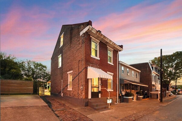 Lawrenceville Gem: 2 Kings & Cozy Yard - Pittsburgh, PA