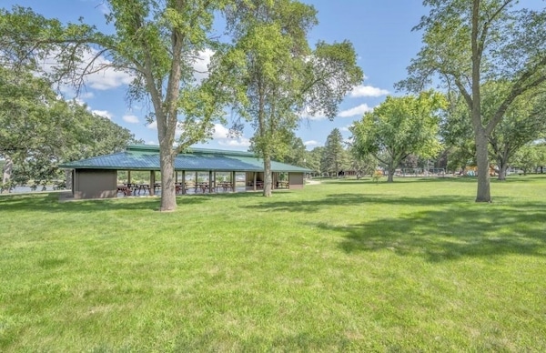 Lakeside Living, 4 Miles From Arnolds Park - Spirit Lake, IA