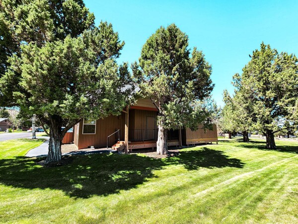 3br Chalet | Queen, Twin Beds & Private Hot Tub - Redmond, OR