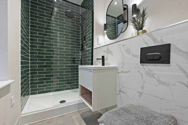 Modern Comfort In Central Leeds! - Leeds