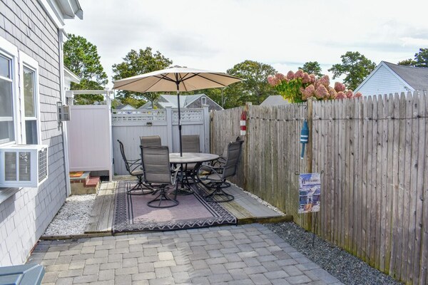 Quintessential Cape Cod Condo, .4 Miles To The Beach - Dennis