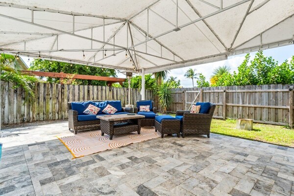 Bright And Comfy ~ 5 Star Location ~ Heated Pool - Royal Palm Beach, FL