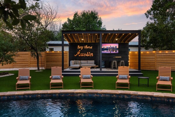 ~La Mariposa~ Best Backyard In Austin ~Sleeps 25 - Buda, TX