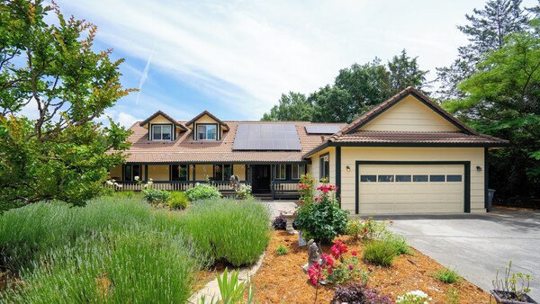 Master Bedroom In Half Acre Luxury Reasort Home. Zen Quiet, Private And Peaceful - Cloverdale, CA