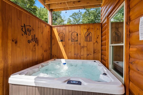 Views! Hot Tub, Theater & Game Room, Pet-friendly! - Pigeon Forge, TN