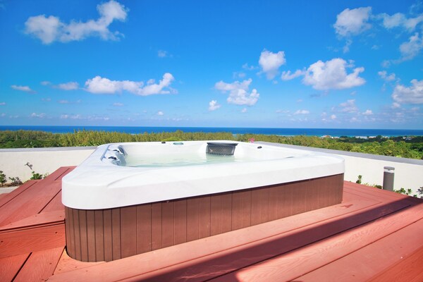 Charming 1-bedroom Condo With Rooftop Pool And Beautiful Views - Montego Bay