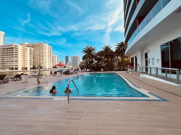 Beachwalk -1 Bedroom W-kitchen And Great Views - Miami Gardens, FL