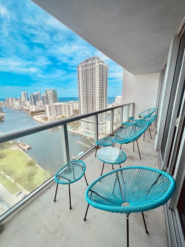 2br-2ba Oasis W-stunning Views At Beachwalk - Hallandale Beach, FL