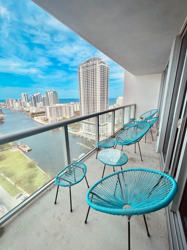 2br-2ba Oasis W-stunning Views At Beachwalk - Hallandale Beach, FL