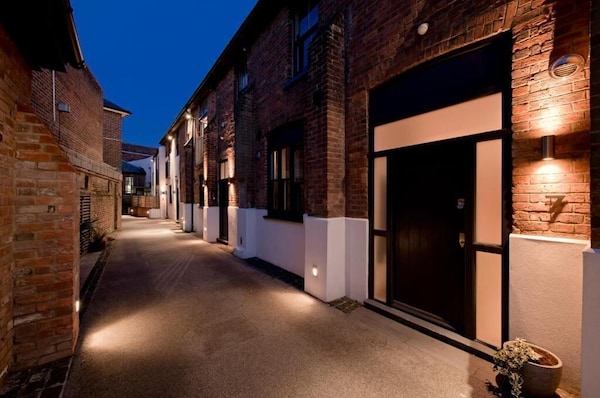 Central Modern 2 Bed With Parking - St Albans