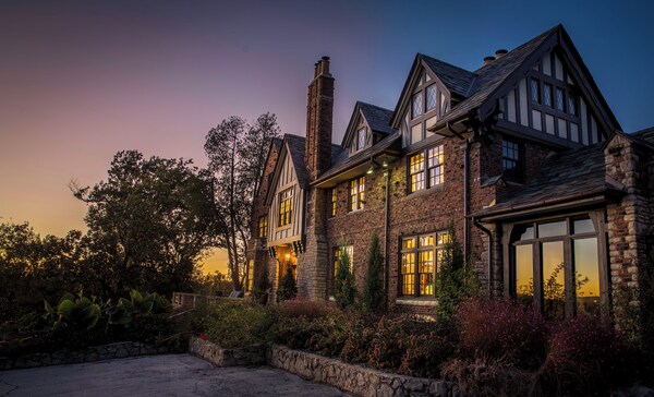 Historic 7-bedroom Mansion On The Arkansas River - Tulsa, OK