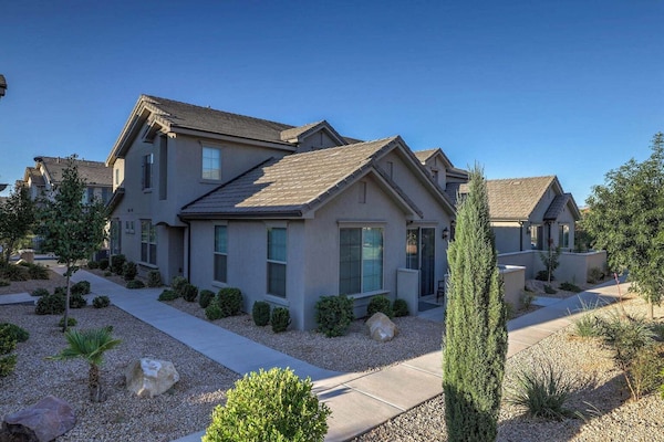 Luxury 3-bedrm St. George Townhome With Pool By Sand Hollow & Zion. Sleeps 10 - St. George, UT