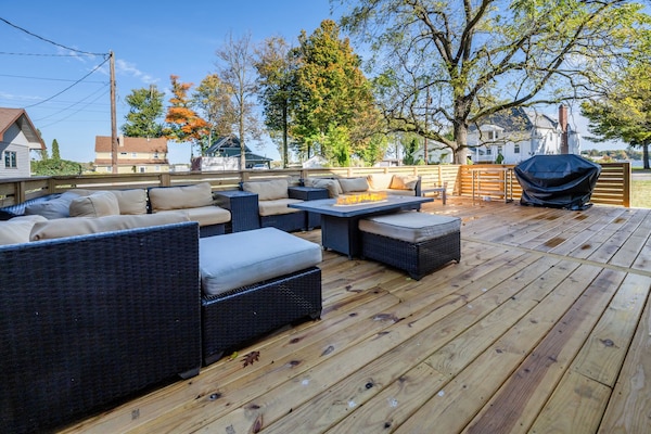 Golf, Fish, Boat, Relax, Repeat! 4-bed, 2-bath House Steps Away From The Lake. - Benton Harbor, MI