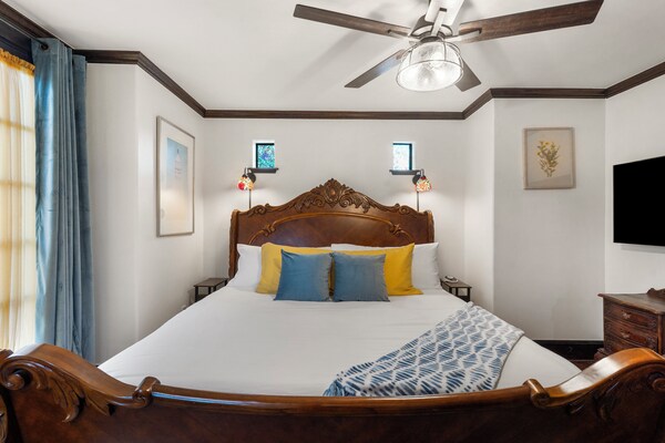 3 Story Castle Brookside Tulsa With Hot Tub/mini Golf - Tulsa, OK