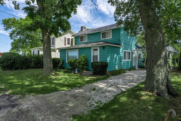 Lakefront Escape With Hot Tub & Modern Comforts - Chatham-Kent