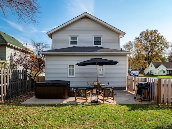 Spacious 4 Bedroom Sleeps 10 W/ Sauna And Hot Tub - Ohio