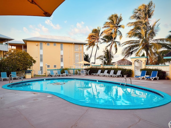 Beach View 2/2 Condo W/ Pool And Ac - Christiansted
