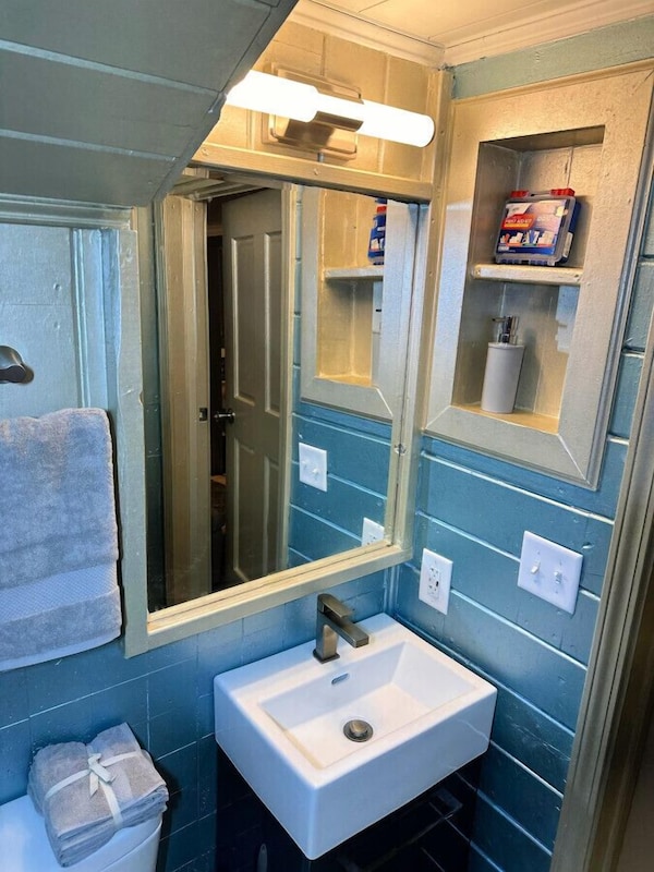 Unique Discreet Hidden Entrance. Sleep In With 2pm Checkout! - Minnesota