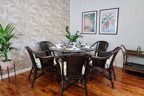 Hali'a - Renovated, 3 Bedroom Beach Cottage In Burleigh 5 Mins Walk To Beach - Gold Coast