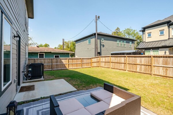 Vibrant 3 Beds 2 Bedroom House 15min From Hou - Houston, TX