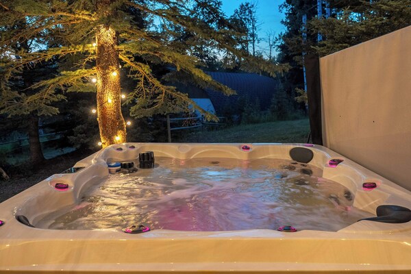 Rolling Hills | Rural Retreat | Sleep 15 | Hot Tub - Alberta