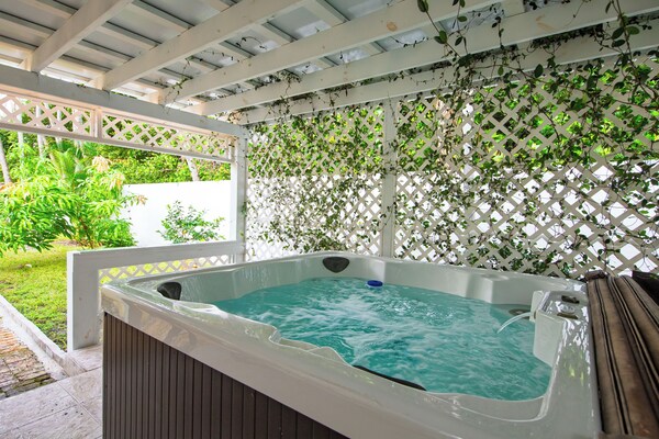 Hot Tub & Grill | Short Walk To The Beach + Minutes To Downtown | Las Olas Oasis - Fort Lauderdale
