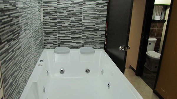 One Bedroom Ac Hot Tub 1 Block Parque Poblado - Envigado