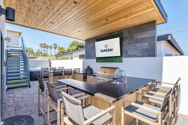 Coastal Escape: Walk To Beach, Hot Tub, Fire Pits - 엔시니터스