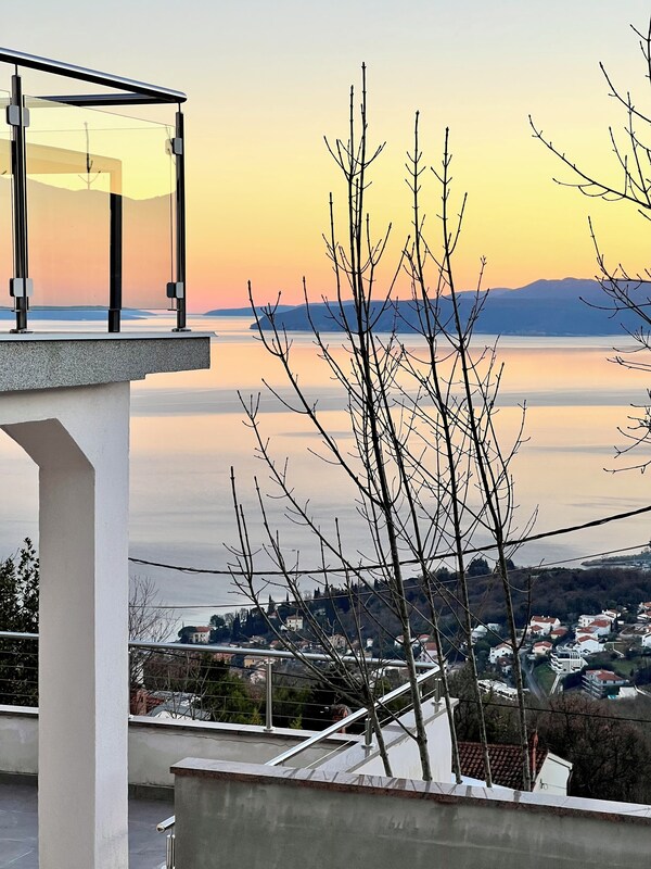 Apartment With See And Mountain Stunning View, Ac, Wifi And Private Heated Pool. - Lovran