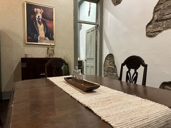 Upscale Western Inn With Historical Distinction And Modern Comfort - Castle, OK