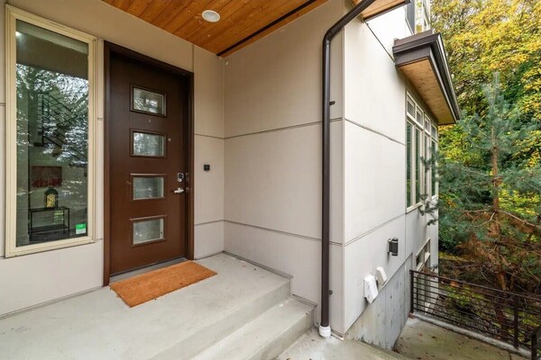 Luxe Beautiful Large Home - Central District - Bellevue, WA
