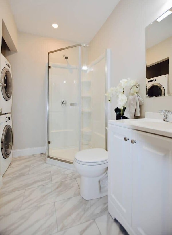 Stylish, Comfortable Luxury Near T - Somerville, MA