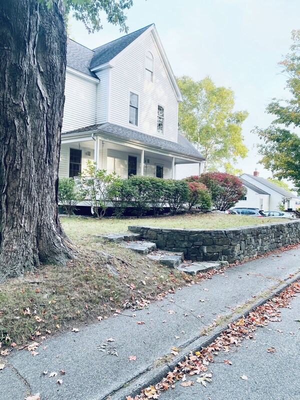 Downtown Kennebunk Home - Spacious! - Walk To Area Shops And Restaurants! - Kennebunk, ME