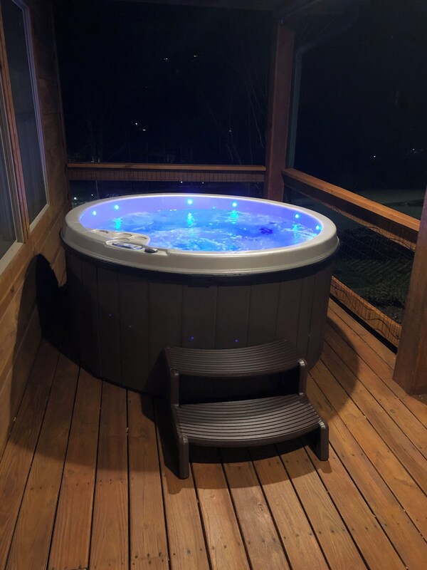 Relax & Recharge: Cozy Cabin With Hot Tub & Mountain Views - Maggie Valley, NC