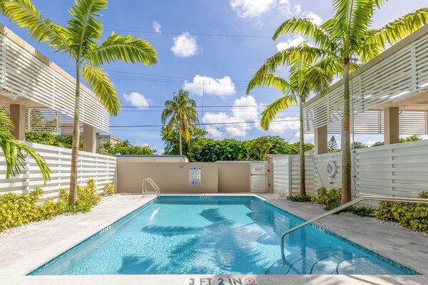 Modern 1br Apt In Hollywood, Fl  5 Mins To Beach, W/ Pool, Gym, & Free Parking - Miramar, FL