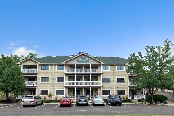 New! 3rd Floor Front Side Penthouse Suite - 302 By Grand Wood Suites - Nashville, IN
