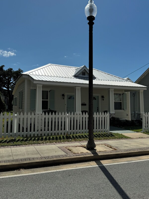 Charming 2-bedroom House In Biloxi With Ac, Wifi. Enjoy Your Stay - Biloxi, MS