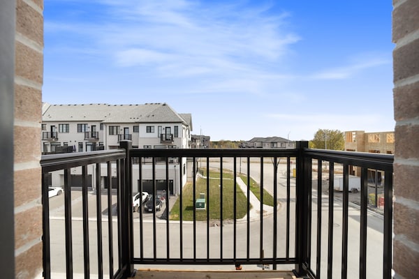 Serene Stays - Pickering (5 Beds, 2.5 Baths, 4 Parking) - Pickering
