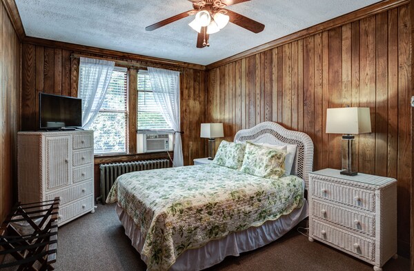 Find Genuine Southern Hospitality In Hendersonville At The 1898 Waverly Inn. - Mountain Home, NC