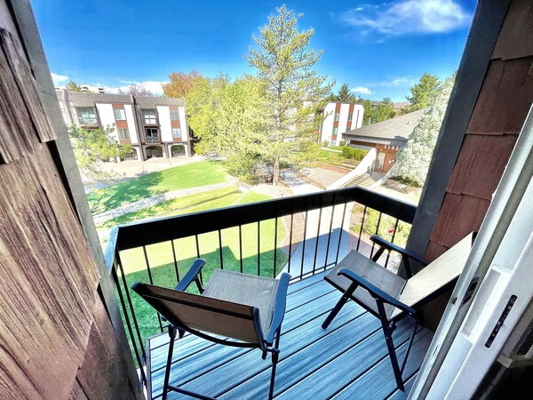Quiet Top Floor Apartment With Indoor Pool - Colorado Mesa University, Grand Junction
